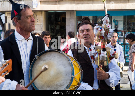 dh FUNCHAL MADEIRA Traditional costumed folk singer with instrument ...