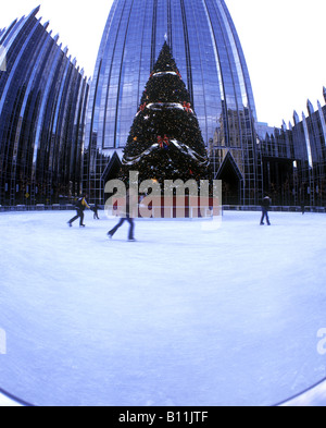 CHRISTMAS TREE PPG PLAZA ICE RINK (© PHILIP JOHNSON / JOHN BURGEE 1984 ...
