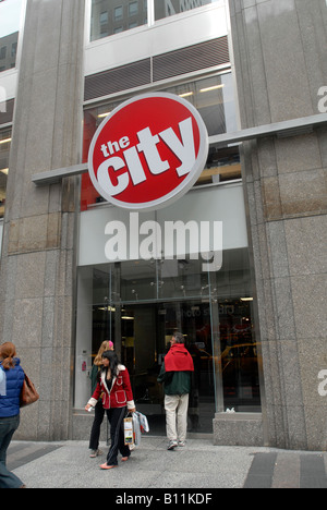 Computer and electronics store, New York, USA Stock Photo - Alamy