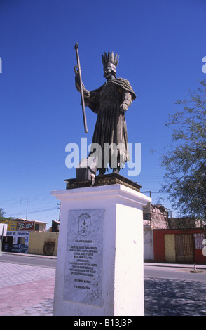 Statue of Manco Inca Yupanqui in Plaza Mayor, Ollantaytambo, Sacred ...