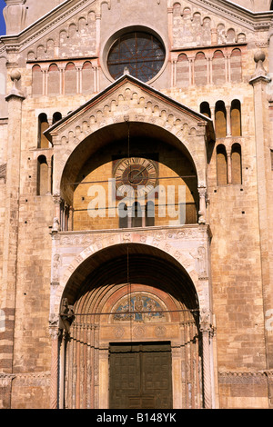 The Romanesque entrance of the Duomo in Verona Stock Photo - Alamy