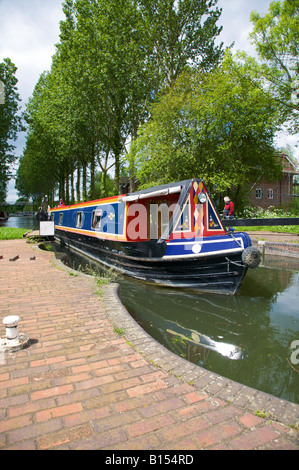 THE NARROWBOAT CENTURION NAVIGATING LOCK GATE 95 AT ALDERMASTON WHARF ...