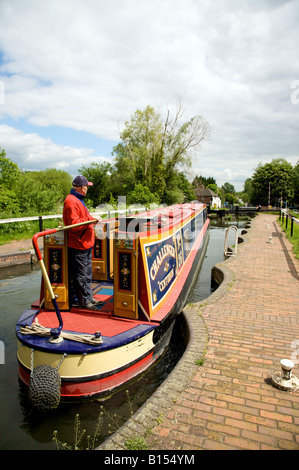 THE NARROWBOAT CENTURION NAVIGATING LOCK GATE 95 AT ALDERMASTON WHARF ...