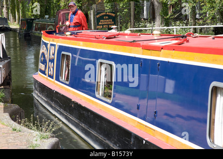 THE NARROWBOAT CENTURION NAVIGATING LOCK GATE 95 AT ALDERMASTON WHARF ...