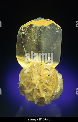 Close-up image of selenite crystals (gypsum, calcium sulfate) at Glass ...