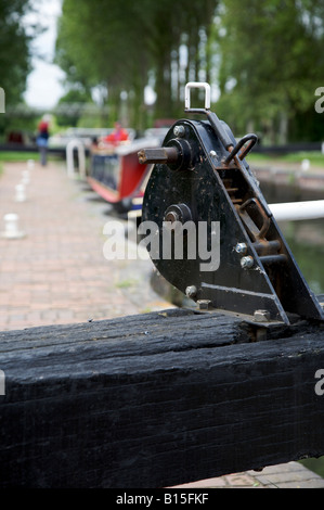 LOCK GATE 95 LOCKGEAR AT ALDERMASTON WHARF KENNET AND AVON CANAL NEAR ...
