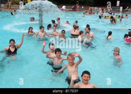 Swimmers enjoy Hinksey outdoor pool, Lake Street, Abingdon Road Oxford ...