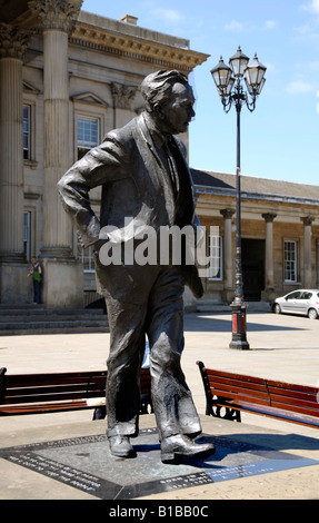 Harold Wilson statue in front of Huddersfield rail station Stock Photo ...