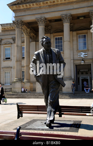 Harold Wilson statue in front of Huddersfield rail station Stock Photo ...