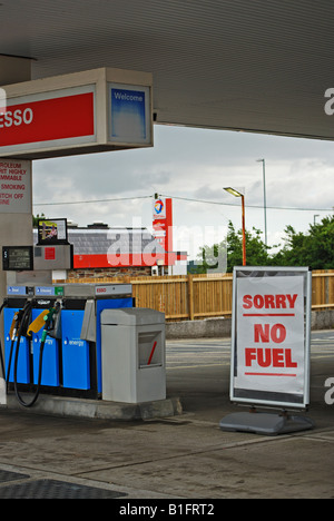 A 'no fuel' sign on the forecourt of a Shell petrol station in Reading ...