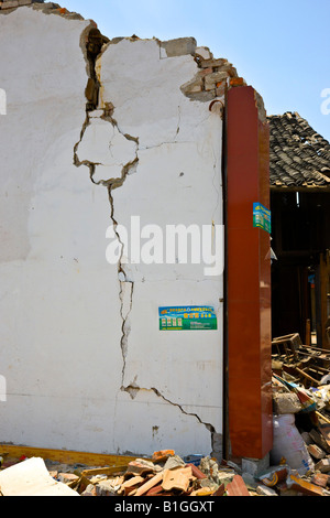Cracks in the wall of earthquake severely damaged building in shopping ...