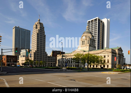 Fort Wayne Indiana skyline with Lincoln Tower and City Hall Stock Photo ...