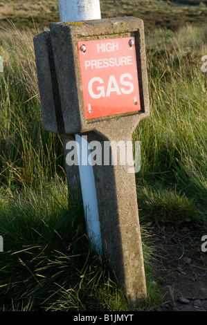 High Pressure gas pipeline marker posts by the roadside at Bintree ...