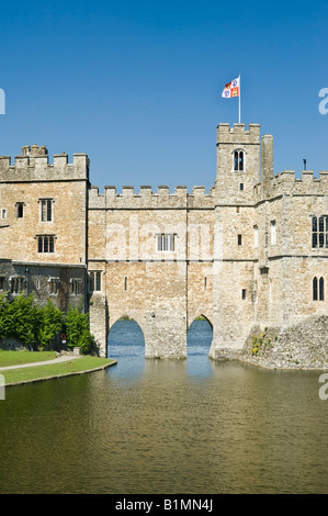 Leeds Castle reflected in the River Len Maidstone Kent England UK Stock ...