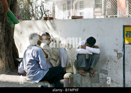 INDIA MUMBAI MAHARASHTRA Portable barber shop under a tree on a busy ...