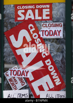Shop window with closing down signage Stock Photo - Alamy
