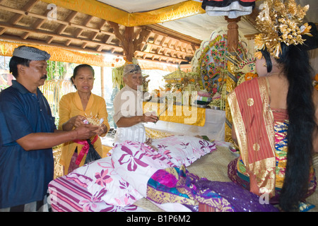 The tooth filing ceremony, in Bali (Indonesia). La cérémonie du limage ...