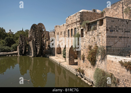 Hama Syria Noria waterwheel and Nur Ad-Din mosque Stock Photo - Alamy
