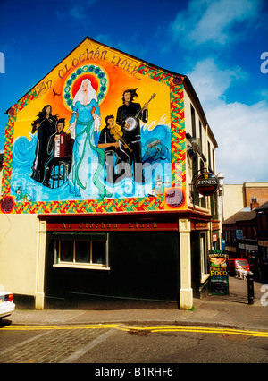 Exterior of the Dungloe Irish pub, Waterloo Street, Derry Stock Photo ...