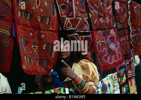Panamanian Kuna Indian woman from San Blas Islands, Panama selling ...