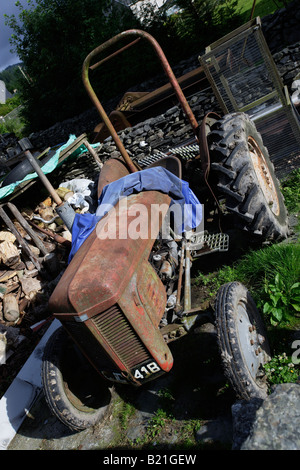 Rusty old tractor Stock Photo - Alamy