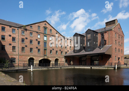 UK, Yorkshire, Sheffield, Canal Basin, sightseeing barge I B Hardfleet ...
