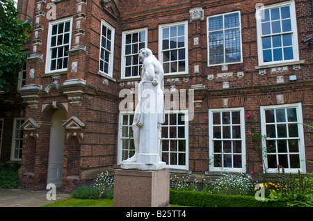 William Wilberforce statue, Wilberforce house museum, Hull Stock Photo ...
