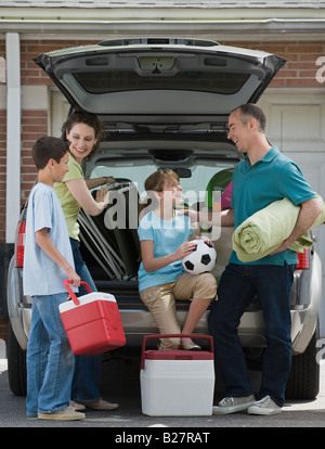 Family packing car for vacation Stock Photo - Alamy
