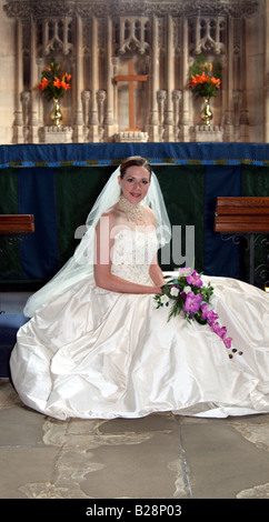 a bride at the alter Stock Photo - Alamy