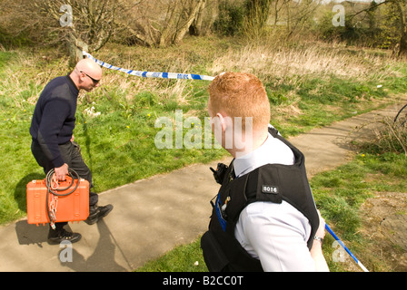 Police set up a security cordon for the underwater search team to Stock ...