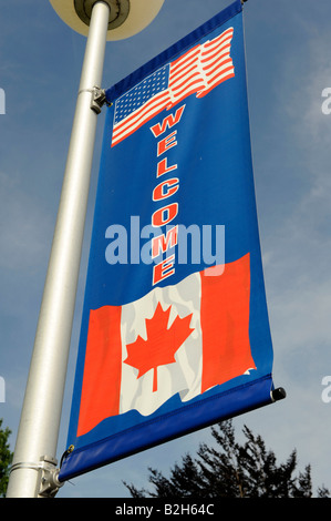 Welcome sign bearing the Canadian and American Flag Stock Photo - Alamy