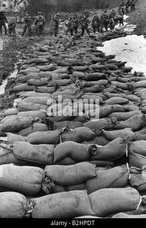 Natural Disaster Catastrophe Flood Germany Danube German Soldiers 4694