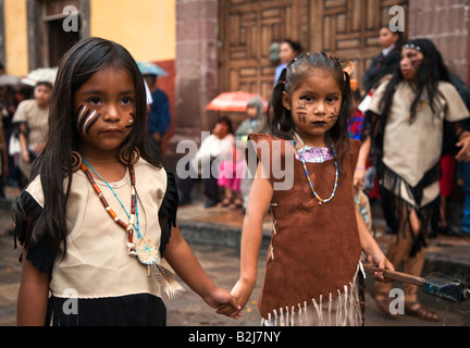 Girls in traditional Mexican costumes dance in San Miguel de Allende ...