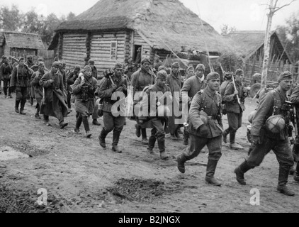 OPERATION BARBAROSSA German infantry advance into Russia in 1941 ...