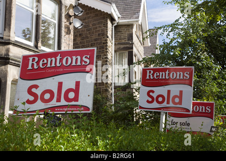 ESTATE AGENT SIGNS OUTSIDE HOUSES FOR RENT AND SALE IN THE LONDON ...