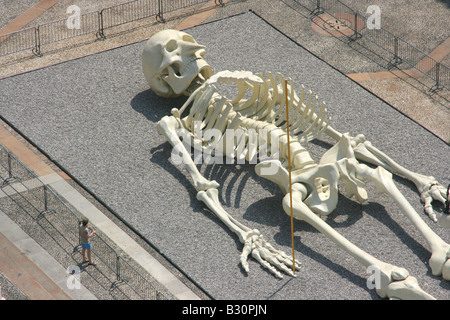 Italy, Milan, skeleton behind the cathedral Stock Photo - Alamy