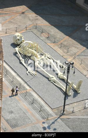 Italy, Milan, skeleton behind the cathedral Stock Photo - Alamy