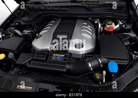 2008 Pontiac G8 GT in White - Engine Stock Photo - Alamy