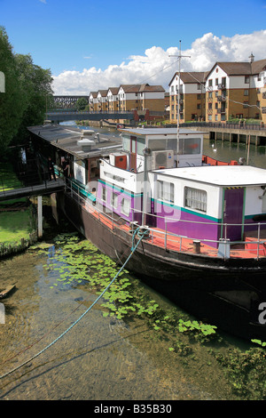 The Charters floating pub, River Nene Embankment Gardens, Peterborough ...