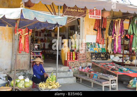 A lady runs her daily market stall in Vietnam Stock Photo - Alamy