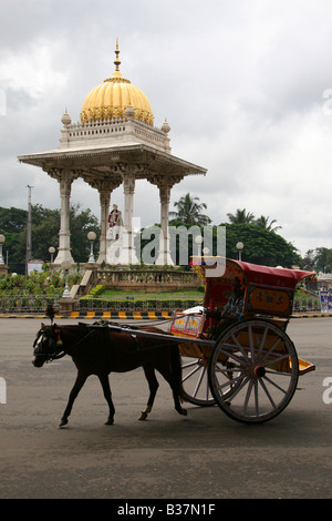 India; Karnataka, Mysore, tonga, horse cart Stock Photo: 49082367 - Alamy