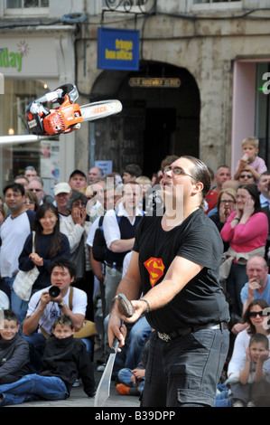 Juggling street performer Stock Photo - Alamy