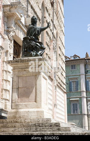 Papal statue outside Perugia Duomo Perugia Umbria Italy Stock Photo - Alamy