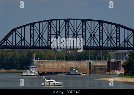 Tug Boat Barge Entering McAlpine Lock Dam On The Ohio River Louisville ...