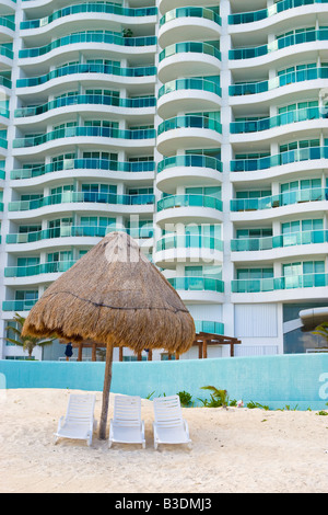 Playa Chac-Mool, palm beach, beach holidaymakers sunbathing, jetty ...