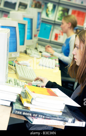 STUDENT STUDYING LIBRARY NORWICH UNIVERSITY COLLEGE OF THE ARTS Stock ...