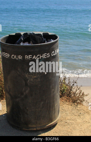 keep our beaches clean trash can on los angeles beach Stock Photo - Alamy