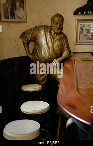 Hemingway statue in bronze, pub 'Floridita', photo of Ernest Hemingway ...