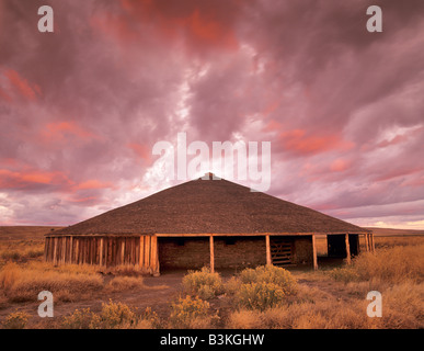 Round Barn at sunrise. Harney County, Oregon Stock Photo - Alamy