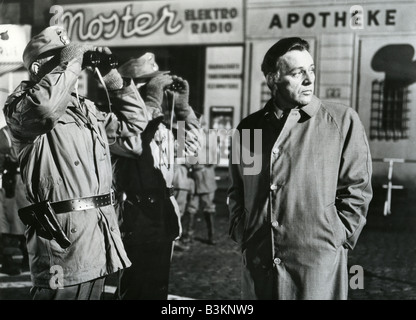 THE SPY WHO CAME IN FROM THE COLD, from left: Claire Bloom, Richard Burton rehearsing on ...